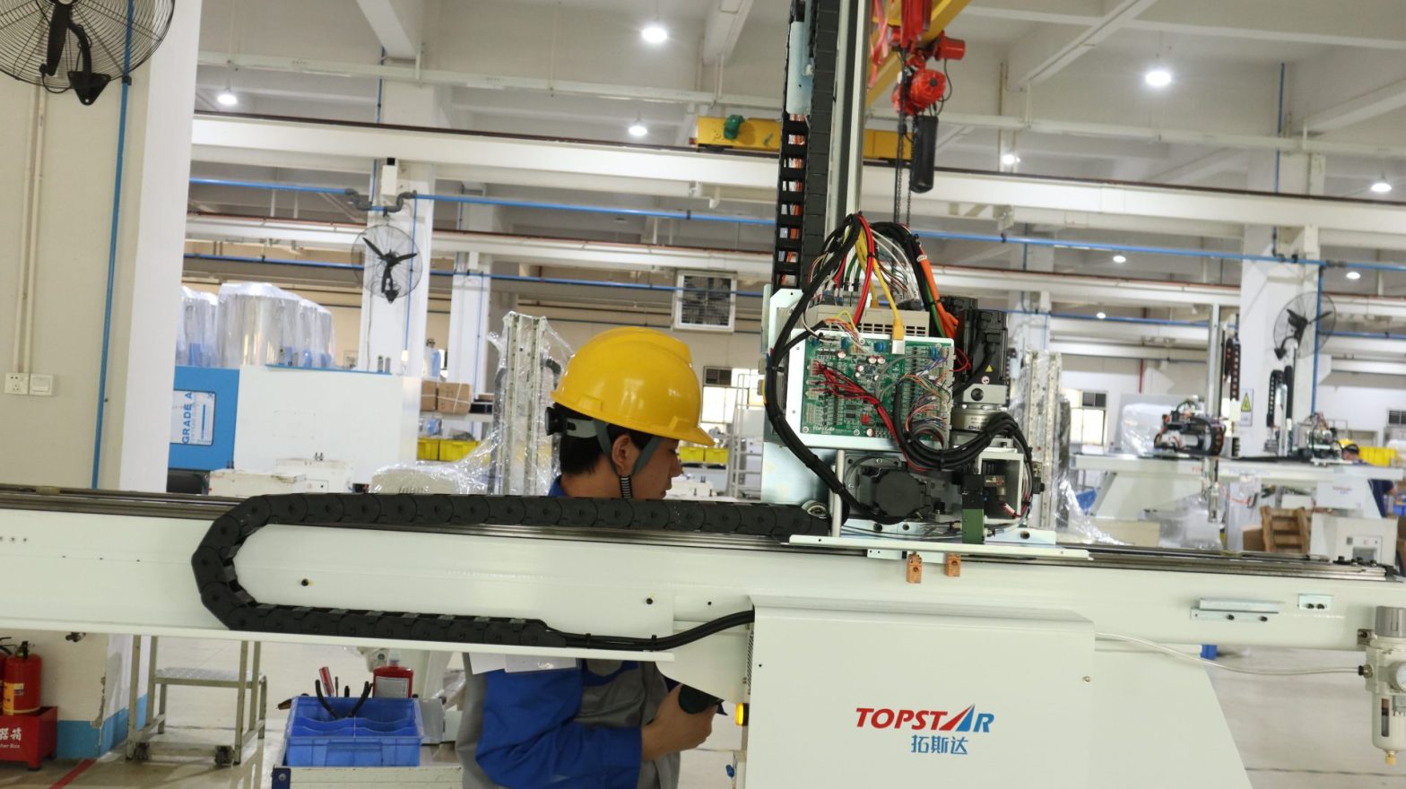 What are the injection robot for injection molding machines? - TopStar