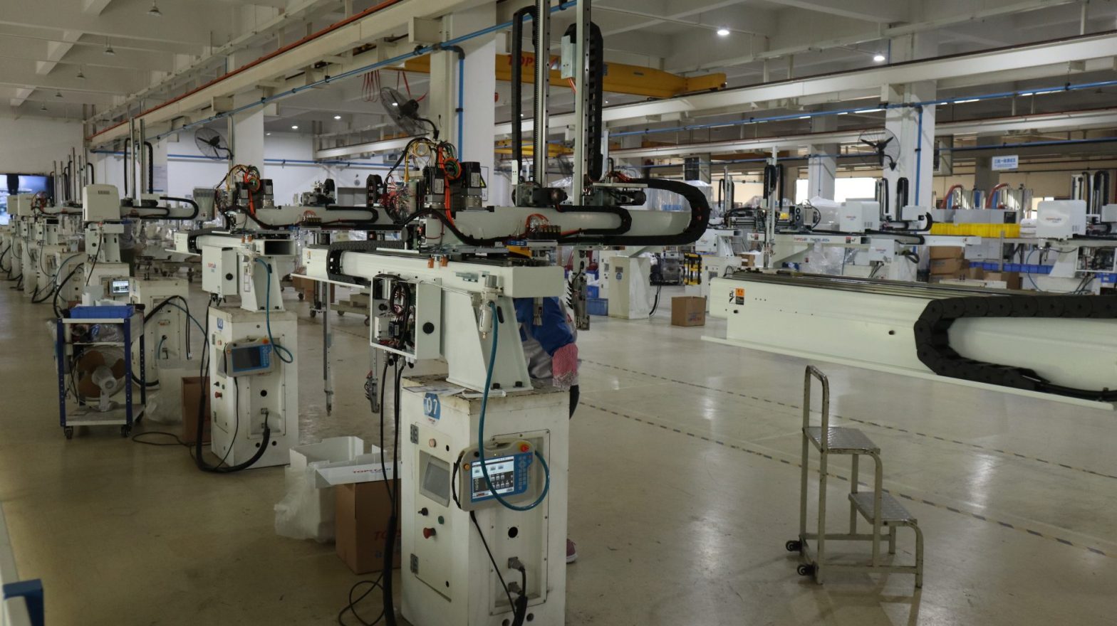 What are the disadvantages of traditional injection molding robots ...